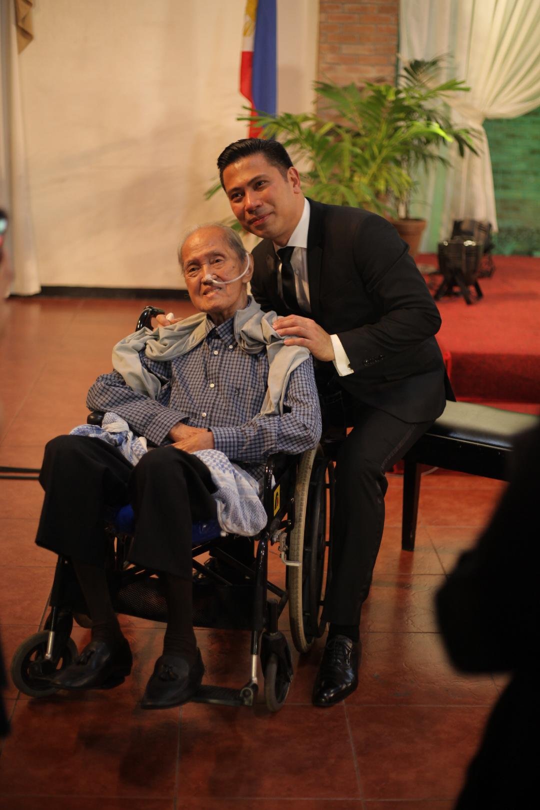 Jonathan Zaens Sings at The 2018 Summer Concert Series - Betsy Negrense