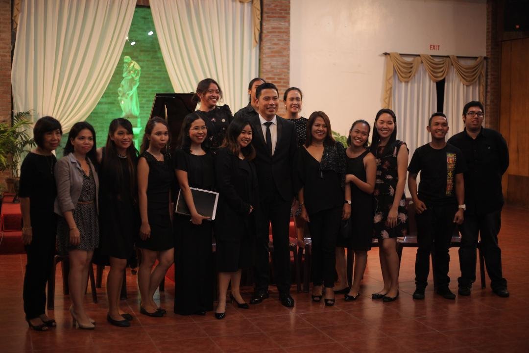 Jonathan Zaens Sings at The 2018 Summer Concert Series - Betsy Negrense