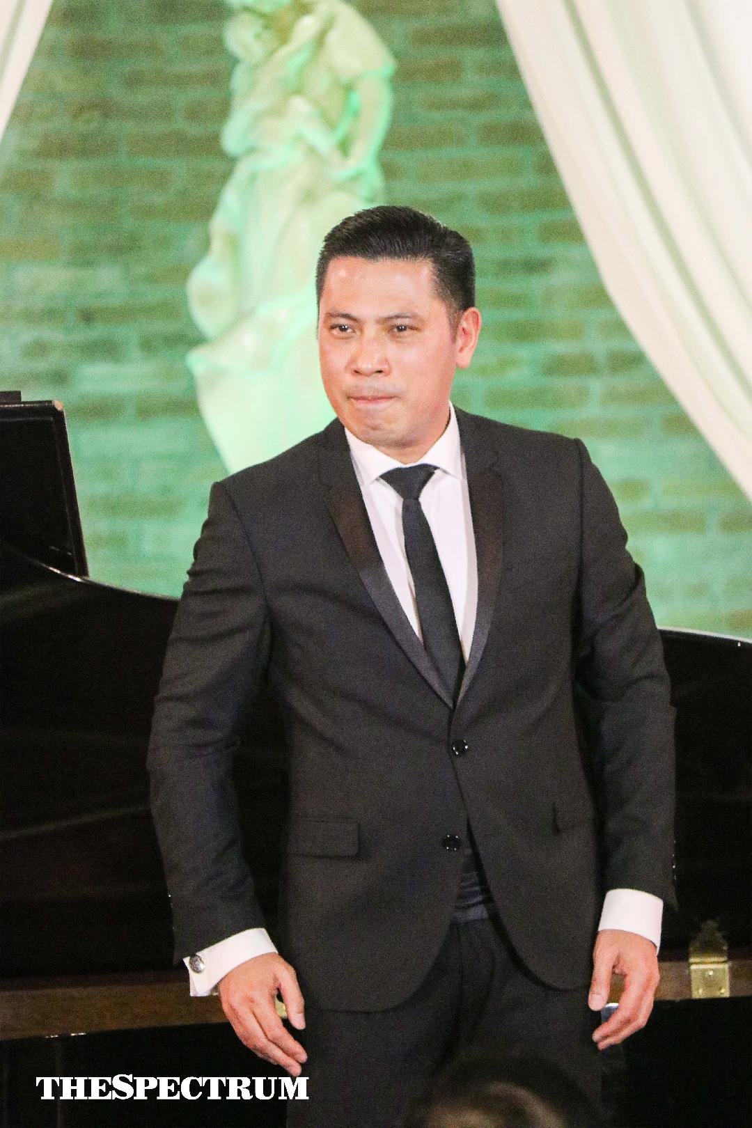 Jonathan Zaens Sings at The 2018 Summer Concert Series - Betsy Negrense